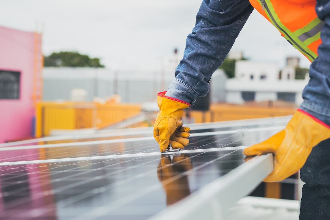 Maximiza tus Ahorros con Paneles Solares en Fachadas