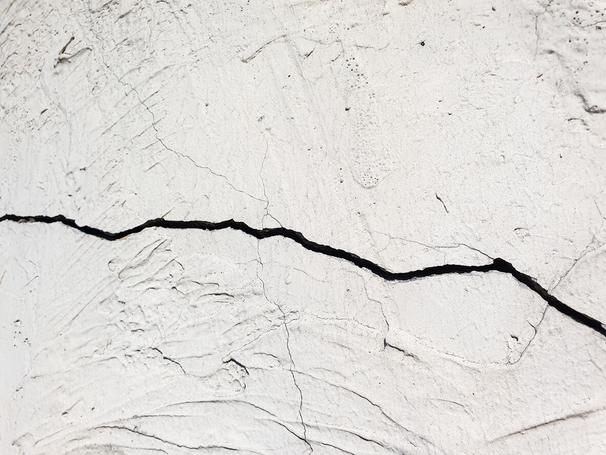 Reparar grietas estructurales en fachadas: Guía esencial